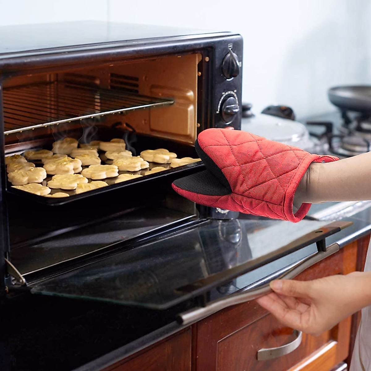 1 Pair Short Oven Mitts, Heat Resistant Silicone Kitchen Mini Oven Mitts for 500 Degrees, Non-Slip Grip Surfaces and Hanging Loop Gloves, Baking Grilling Barbecue Microwave Machine Washable