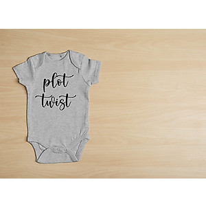 Everyday Hero Clothing Co. Pregnancy Announcement Onesie Size 0-3 Months: Plot Twist Baby Announcement for family Romper Gray. Baby Boy Girl