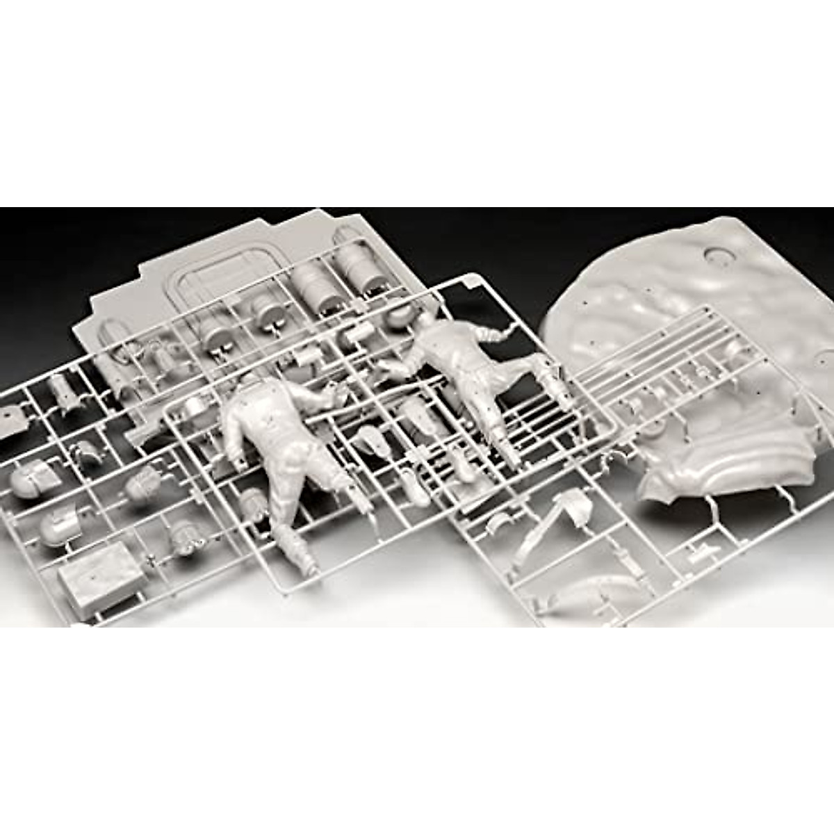 Revell 06784 Star Wars: The Mandalorian Din Djarin™ - The Bounty Hunter 1:9 Scale Unbuilt/Unpainted Plastic Model Kit with Diorama Base