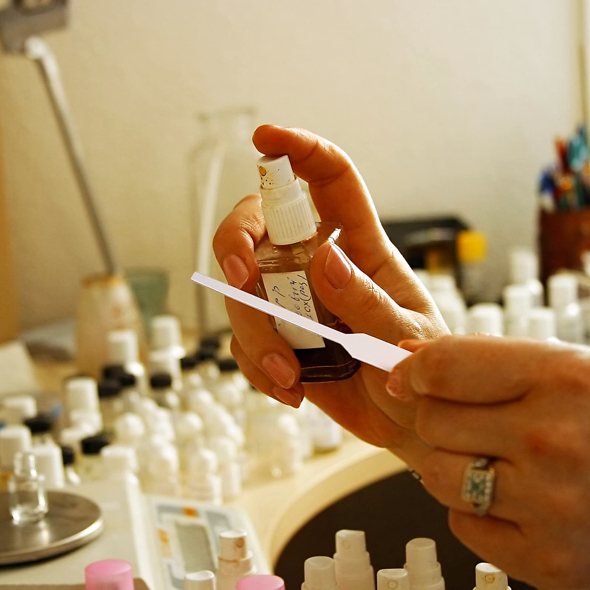 800 Pcs Perfume Scent Test Strips Disposable White Blotter Fragrance Strips Paper Sample Tester Strips for Aromatherapy Testing Essential Oils Fragrances Scents