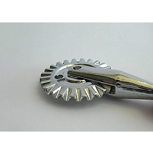 Tredoni 1.6" Pastry Wheel - Dough Stamp Cutter/Crimper, Pasta/Ravioli/Pie Maker, 4cm Stainless Steel Wheel Wooden Handle