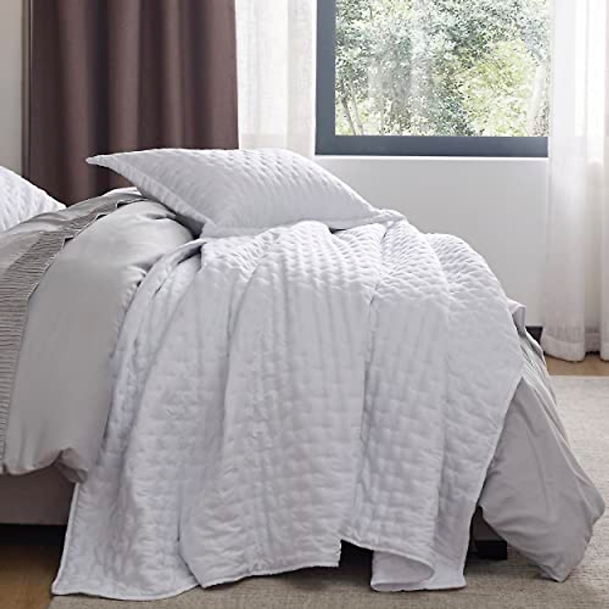 Bedsure Queen Quilt Bedding Set - Soft Ultrasonic Full/Queen Quilt Set - Clover Bedspread Queen Size - Lightweight Bedding Coverlet for All Seasons (Includes 1 White Quilt, 2 Pillow Shams)