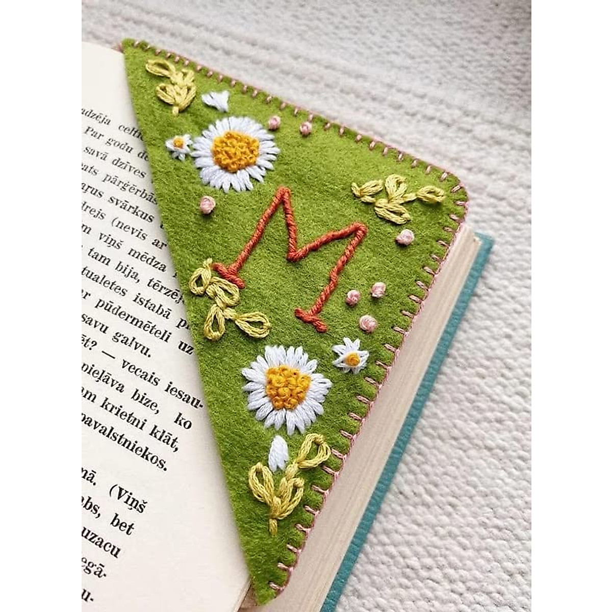 HYOIIO Corner Bookmark, Personalized Hand Embroidered Corner Bookmark, Hand Stitched Felt Corner Letter Bookmark, Felt Triangle Bookmark, Cute Flower Letter Embroidery Bookmarks for Book Lovers(M)