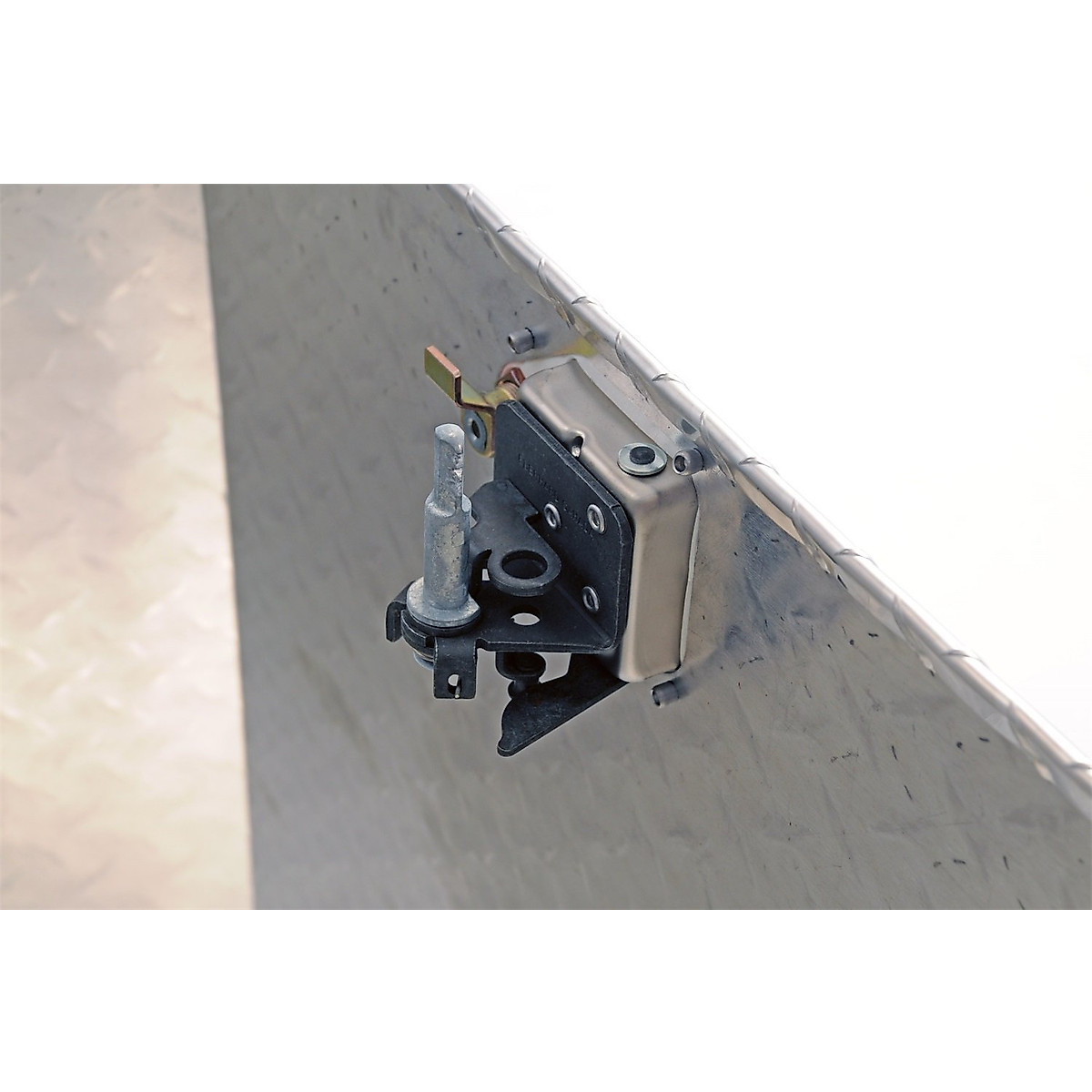 DEE ZEE 91716 Triangle Trailer Tool Box