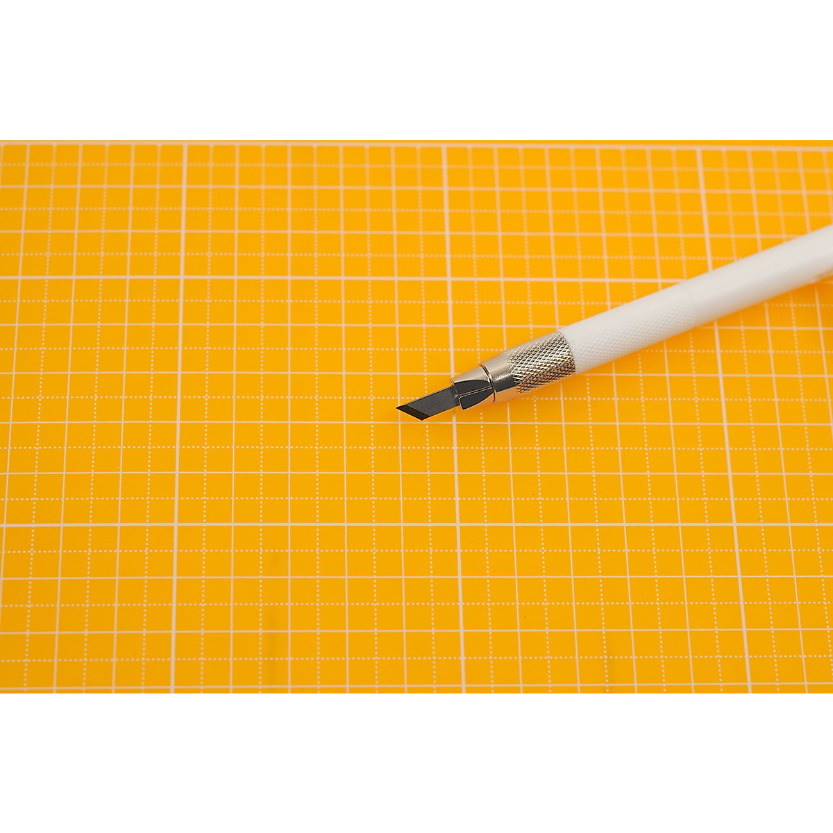 NT Cutter Resin Holder Art Knife, White Holder, 1 Knife (D-401P-W)