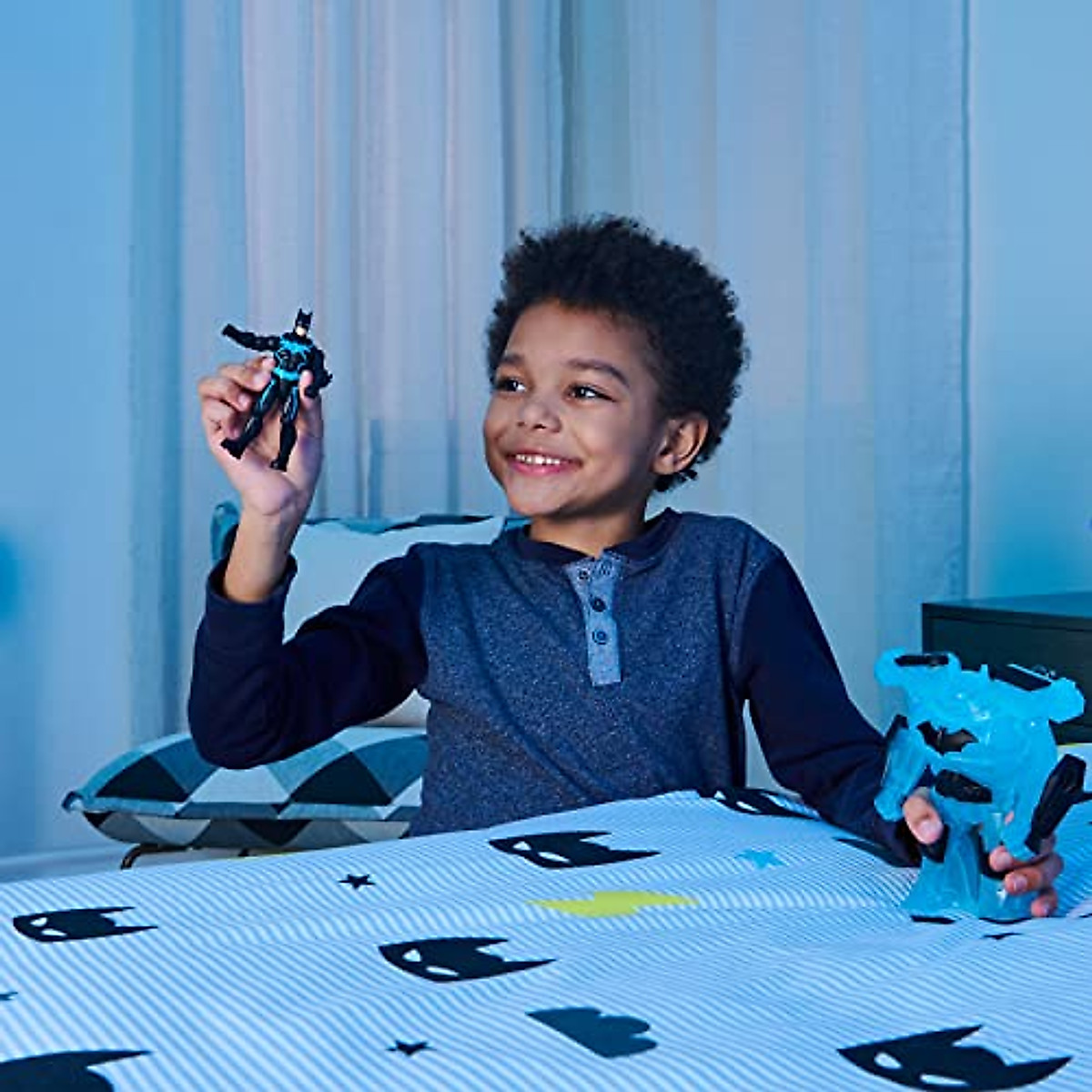 DC Comics Batman Bat-Tech 4-inch Deluxe Action Figure with Transforming Tech Armor, Kids Toys for Boys Aged 4 and up