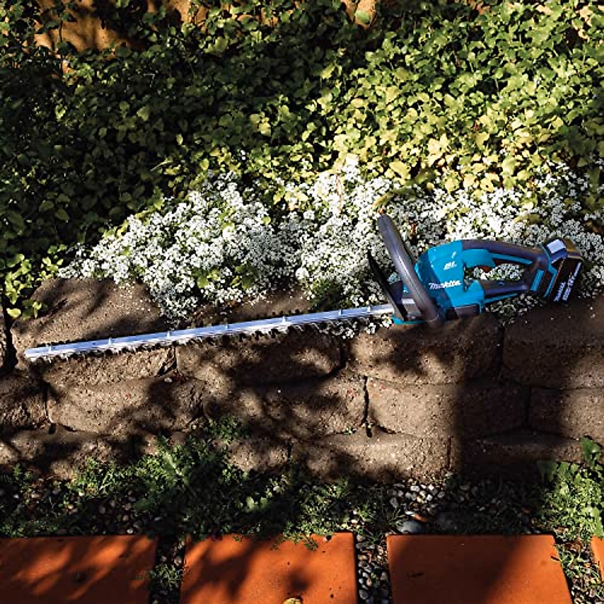 Makita XHU09M1 18V LXT® Lithium-Ion Brushless Cordless 24" Hedge Trimmer Kit (4.0Ah)