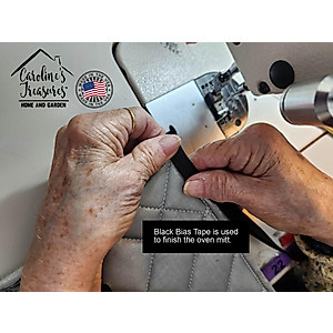 Caroline's Treasures MLM1146OVMT Lots of White Standard Poodle Oven Mitt Heat Resistant Thick Oven Mitt for Hot Pans and Oven, Kitchen Mitt Protect Hands, Cooking Baking Glove