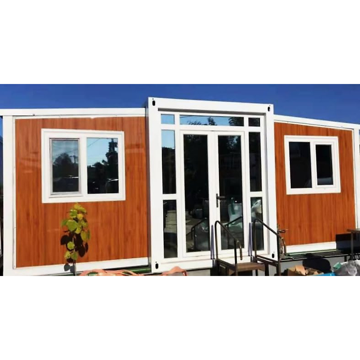 40FT Expandable Mobile House, 3 Bedrooms, Fully Equipped Kitchen with Cabinets, Bathroom with Toilet and Shower. Customizable Prefabricated Portable Home for Adults.