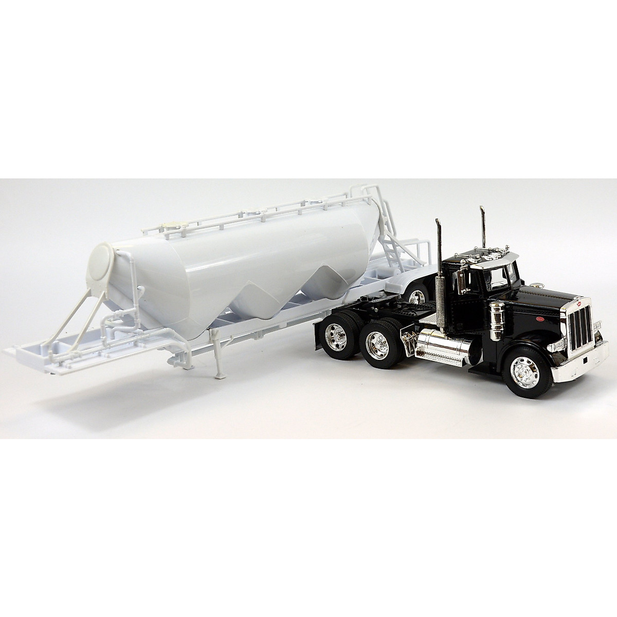 New-Ray Toys 1:32 Scale Peterbilt 379 with Pneumatic Trailer