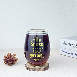 The Queen Has Retired 2023-Retirement Gift for Women Men-15OZ Wine Tumblers Glass Cup-Commemorative Gift for Mother,Grandma,Boss,Co-worker,Friends-Gold Printed Glass.