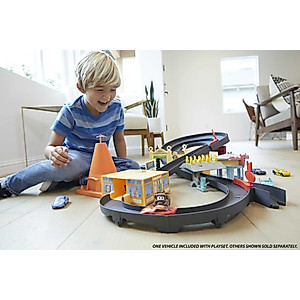 Mattel Disney Pixar Cars Track Set with Lightning McQueen Toy Car, Race Around Radiator Springs Playset with Speed Booster