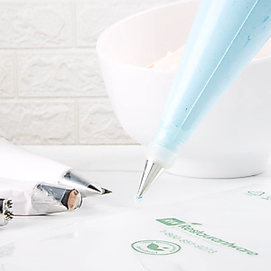 Restaurantware Pastry Tek Leaf Icing Tip 1 Reusable Piping Tip - #65S Dent-Resistant Stainless Steel Decorating Cake Tip Dishwasher-Safe Decorate Cupcakes Cakes or Cookies