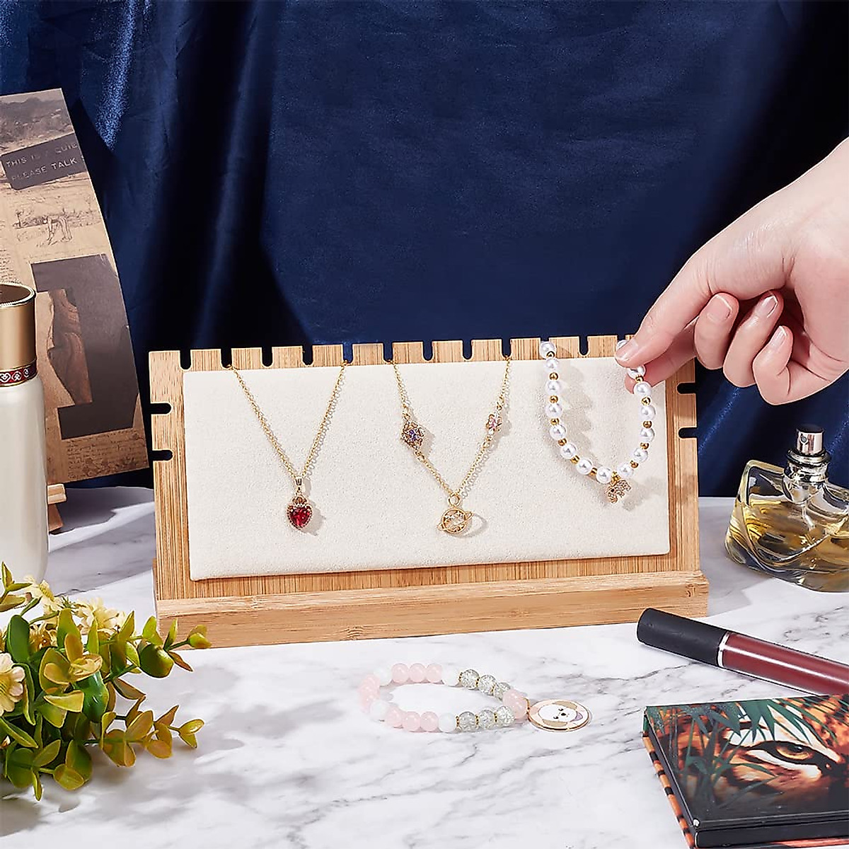 NBEADS Bamboo Necklace Display Stands, Jewelry Tabletop Display Board Stand Tray Showcase Rack with Old Lace Microfiber L-Shaped for Necklaces Rings Earrings Bracelets Jewelry