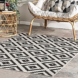 nuLOOM Darrow Moroccan Diamond Indoor/Outdoor Area Rug, 8' x 10', Black and White