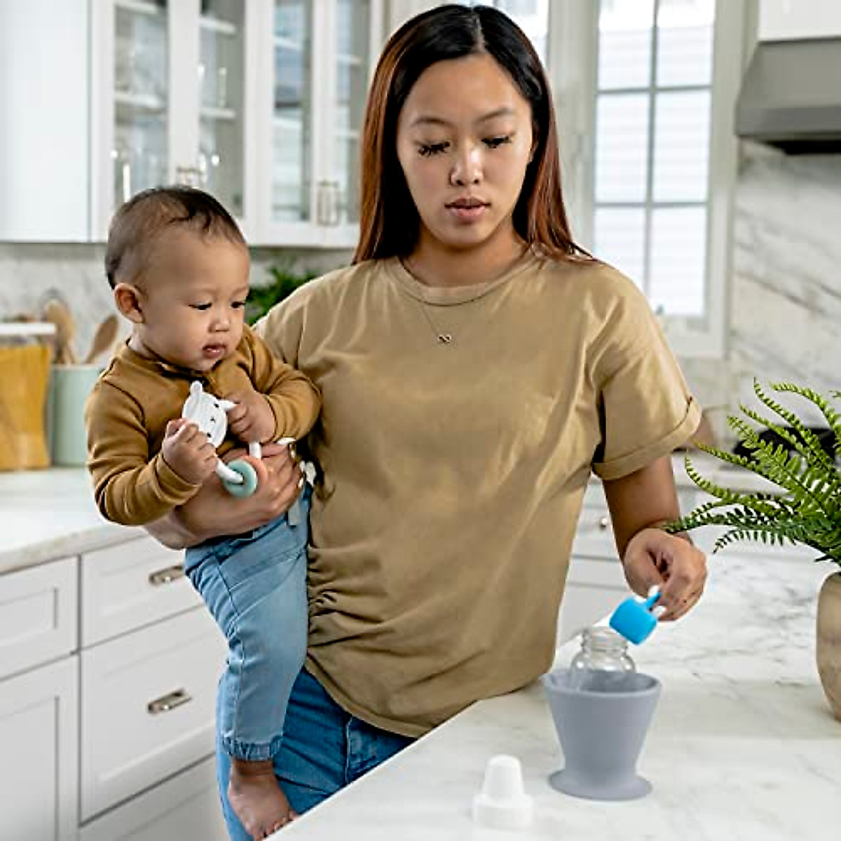 Bökee baby bottle and silicone pump holder - prepare baby bottles with one hand and prevent breast milk spills, Grey