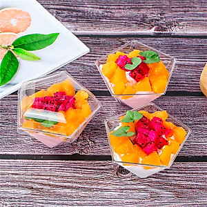 Foraineam 100 Pack Dessert Cups with 100 Lids and 100 Spoons, 3.7 oz. Clear Plastic Parfait Cups Disposable Reusable Diamond-shape Appetizer Cup Serving Bowls for Parties, Weddings and More