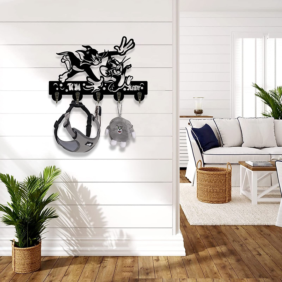 AVJERA Cat and Mouse Key Holder for Wall Decorative, Tom Cat Wall Mounted Jerry Mouse Key Organizer with 5 Key Hooks, Cartoon Anime Adhesive Key Rack for Kitchen