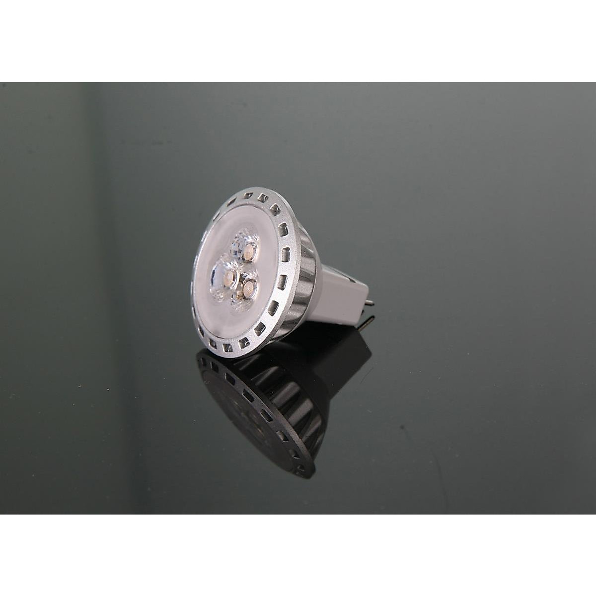 Displays2go Tempered Glass Showcases in Silver, Anodized Aluminum & Melamine, LED Lighting – Silver (LESC4816SV)