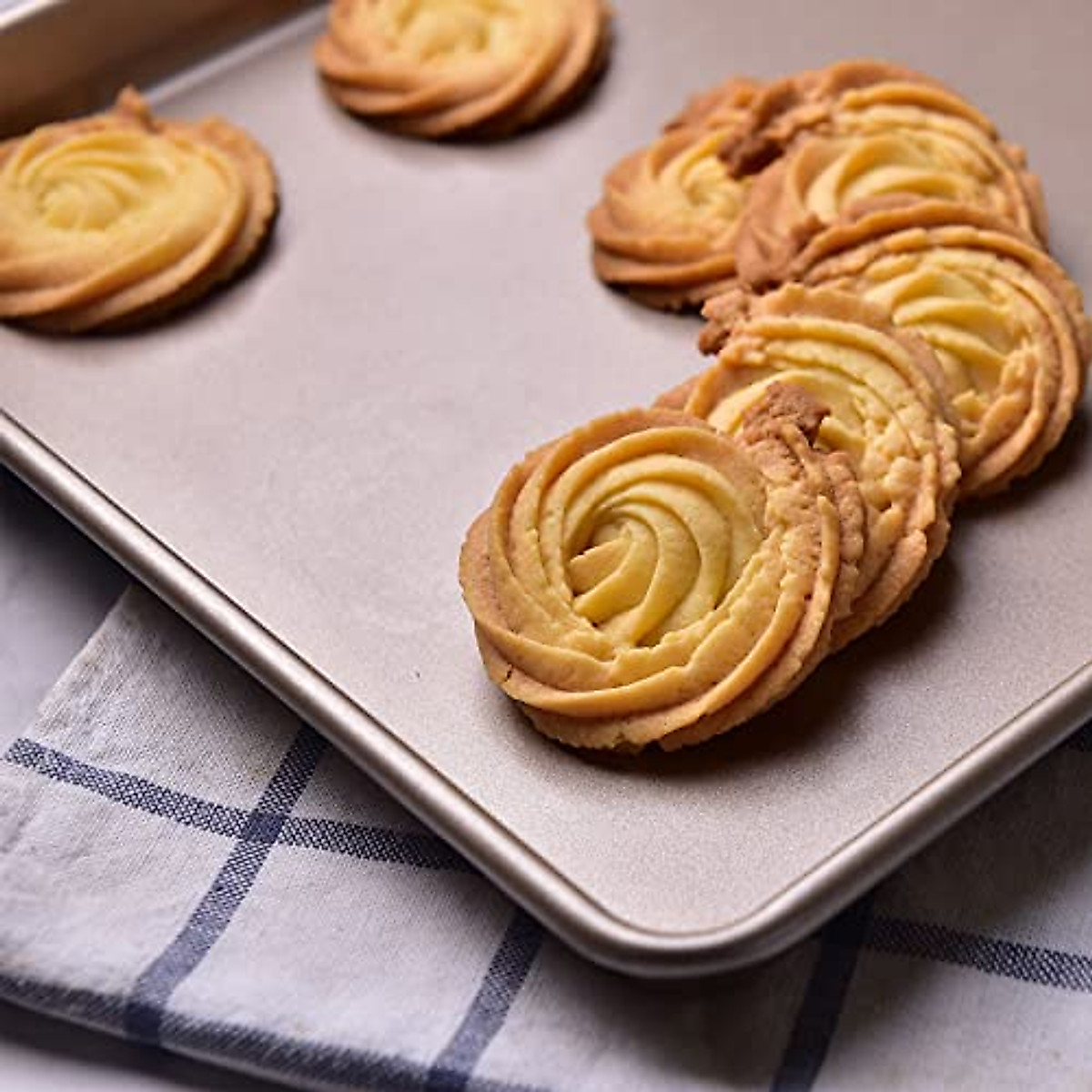 Bakeley 17-Inch Baking Sheet Pan Non-Stick Carbon Steel Baking Sheets for Oven Cookie Sheet Pan for Roasting Meat Bread Jelly Roll Battenberg Pizzas Pastries 17.52" x 11.73" x 0.91" (Champagne Gold)