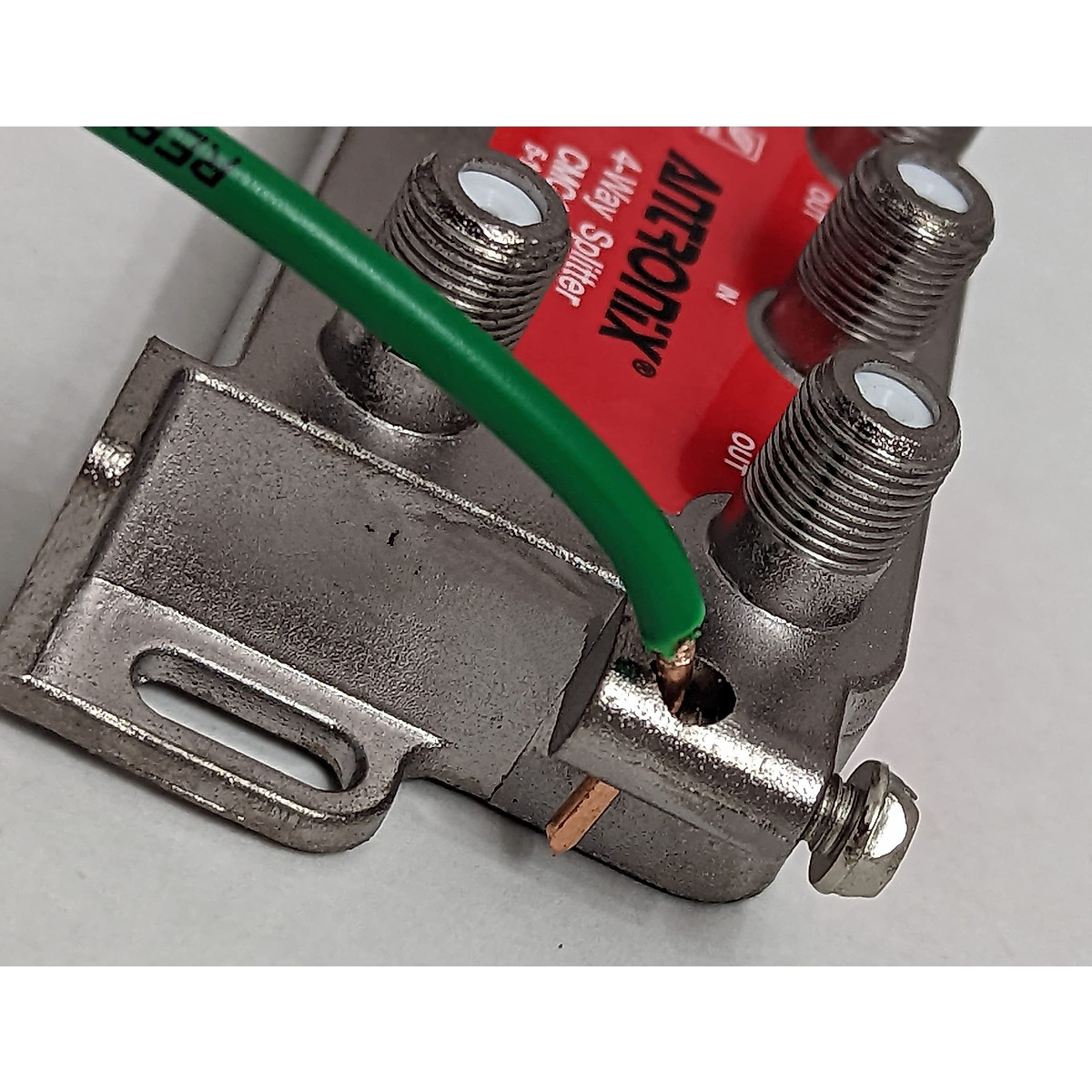 Antronix CMC4004U 4-Way Vertical Splitter, 1.218 GHz High Performance for Coax Cable TV & Internet Optimized MoCA 2.0 Performance (1)