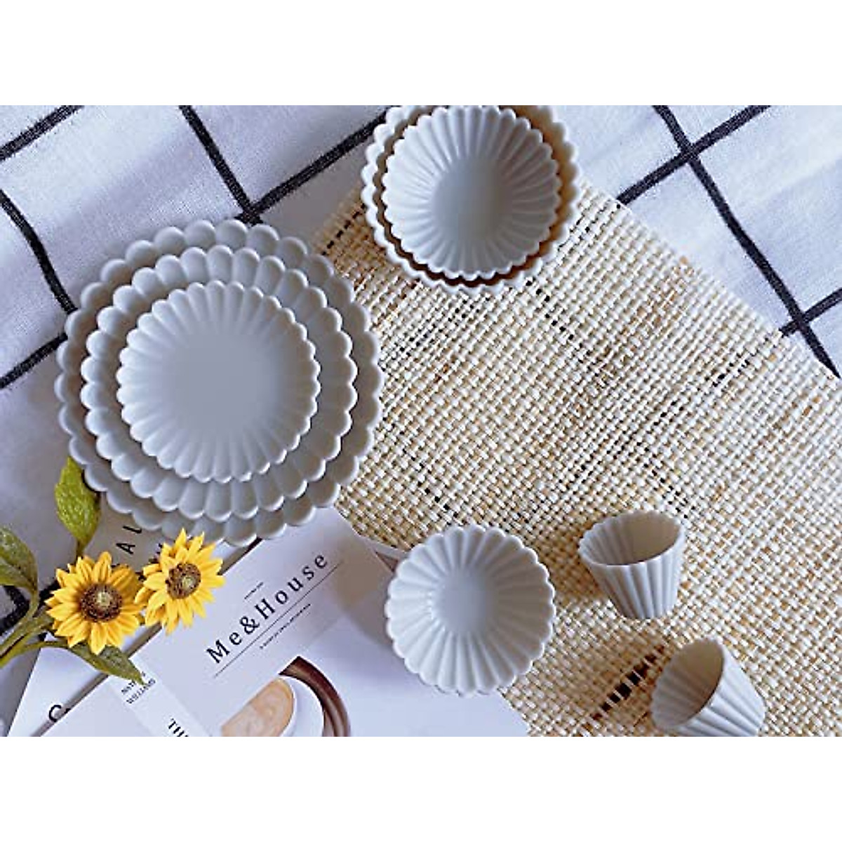 8Pcs/Set 1:6 Miniature Dollhouse Tableware Mini Plates Bowl Cup Set Dollhouse Chrysanthemum Bowl Dish Plate Set Mini Kitchenware for Barbies Doll Food Kitchen Accessories Toy
