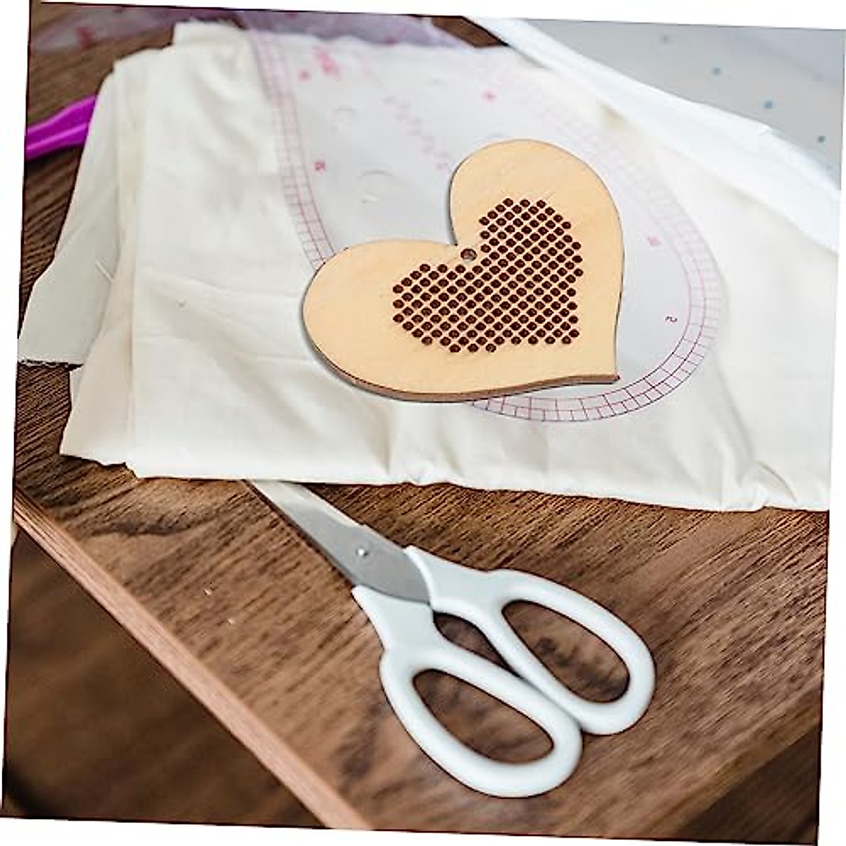 SEWOART 5pcs Cross Stitch Wood Pieces Heart Pendant Embroidery Kit Handmade Wooden Craft Shapes Cross- Wood Slice Wooden Hanging Hearts DIY Handmade Cross-Stitch Wooden Chip Ornament