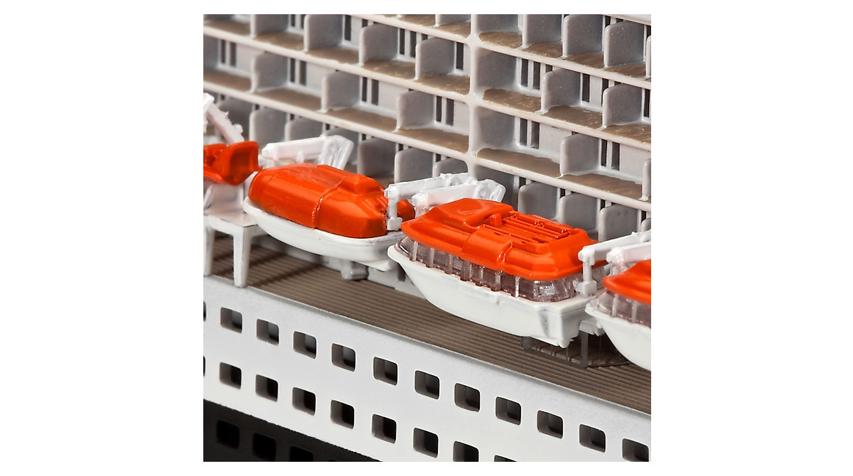 Revell Queen Mary 2 Model Kit 1:700 Unpainted Ship Replica