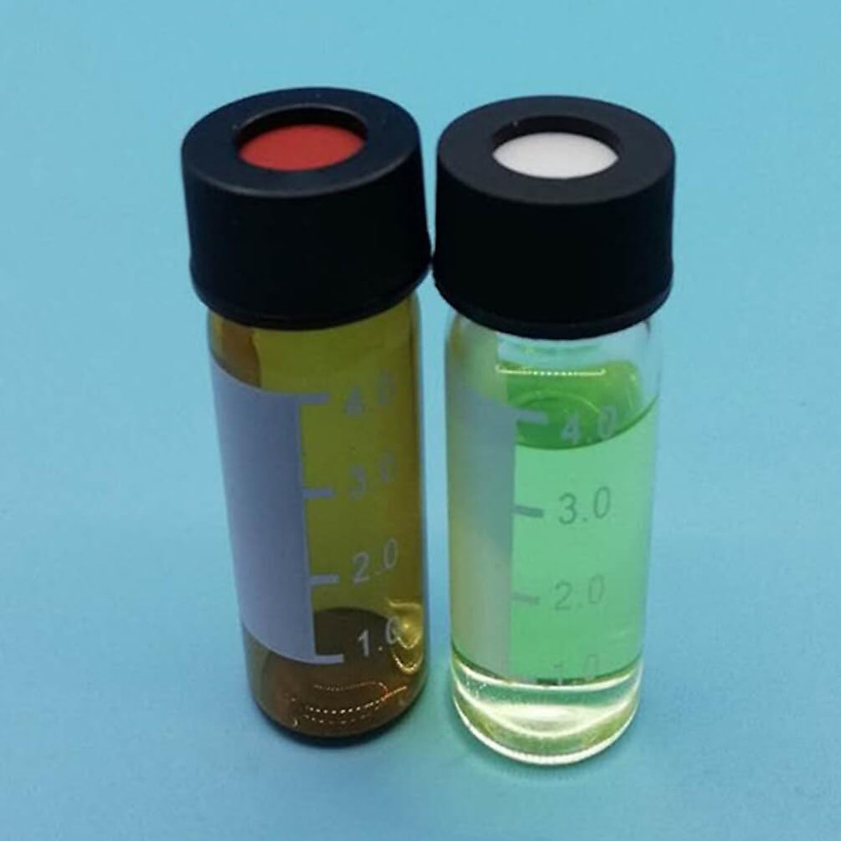 ULTECHNOVO Glass Vials with Screw Caps, Clear Liquid Sample Glass Bottles, 20pcs Chromatography Vials Reagent Serum Storage Bottle with Scale and Black Solid Lid and Septa