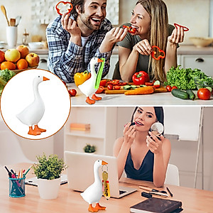 Vercraft 2 Pack Magnetic Goose Key Holder Cute Resin Goose Statue Magnet Kawaii Room Office Table Desk Decor Aesthetic Funny Key Hanging Holder for Home and New Apartment, Unique Housewarming Gifts