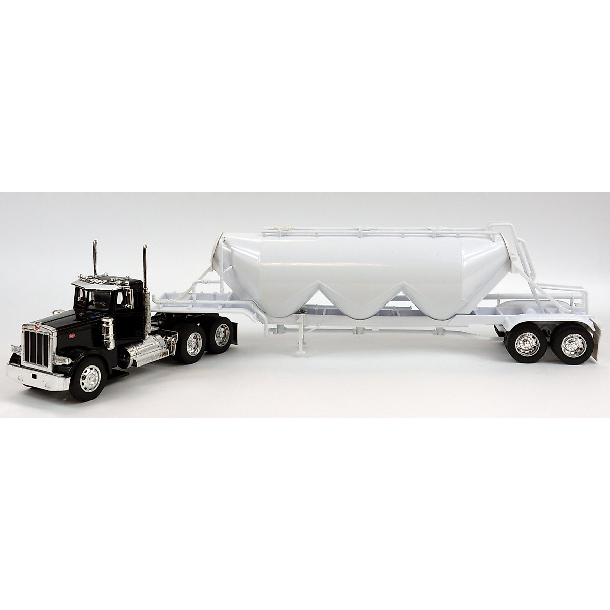 New-Ray Toys 1:32 Scale Peterbilt 379 with Pneumatic Trailer