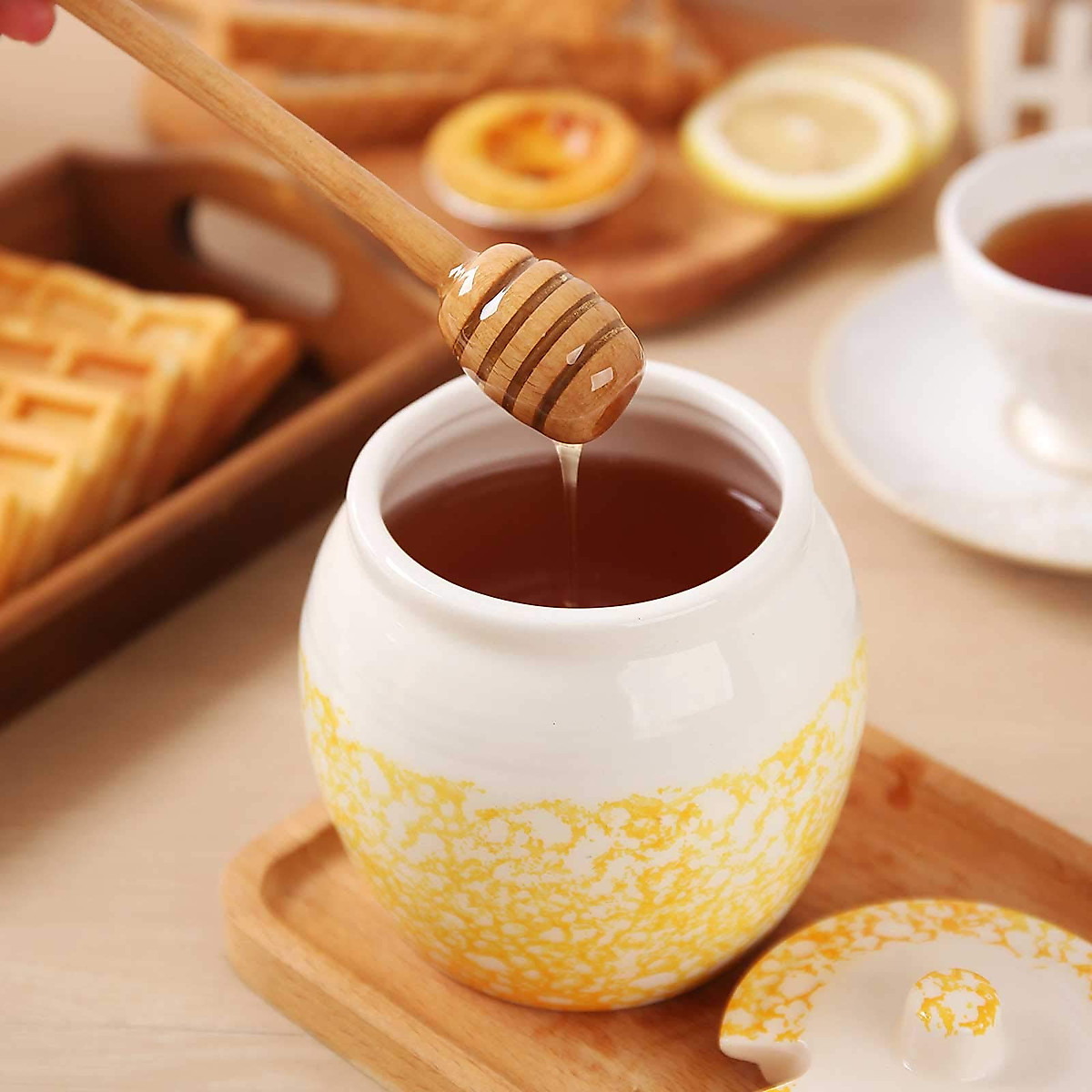 Kitchenexus Honey Pot, 15.5 OZ Ceramic Honey Jar with Lid and Wooden Dipper for Home Kitchen, Porcelain Honey Container for Storage (Yellow)
