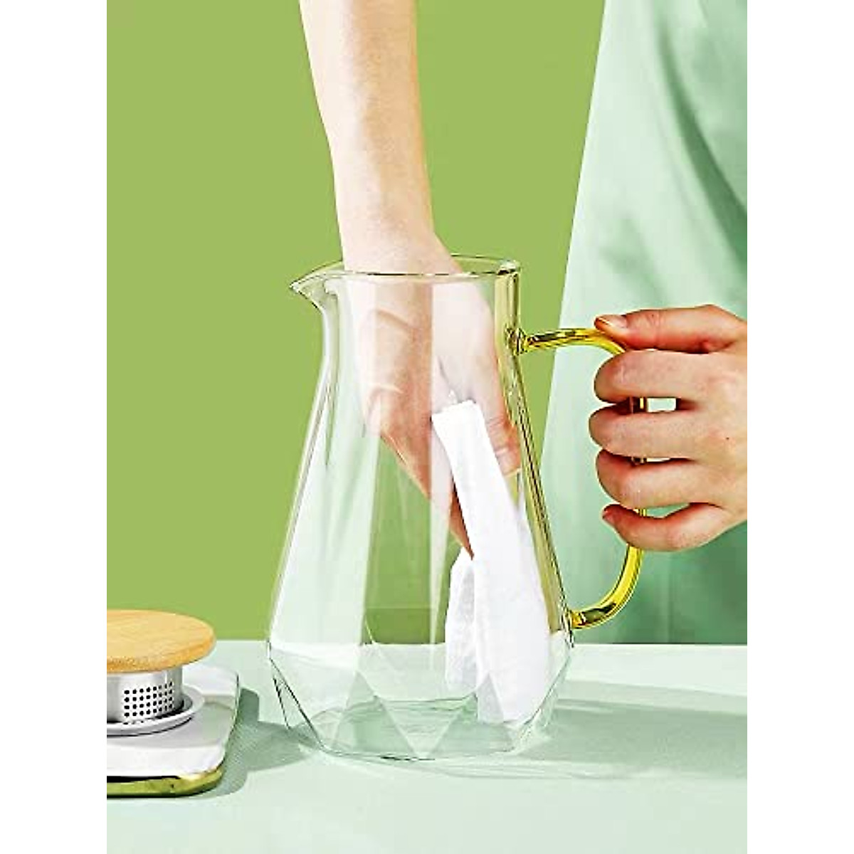 Glass Pitcher, Water Pitcher with Lid and Spout, Glass Water Pitcher And 1 Cleaning Brush，Cold and Hot Water Carafe，Ice Tea Maker for Homemade Juice&Iced Tea (A-2000ML)