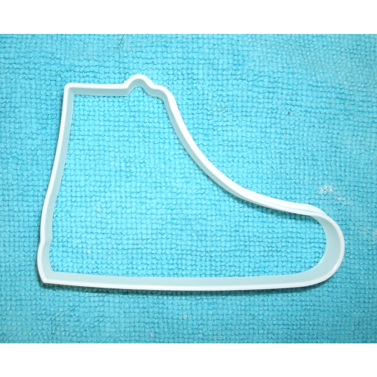 SHOES OUTLINE SNEAKERS SKATING SPORTS COOKIE CUTTER BAKING TOOL USA PR668