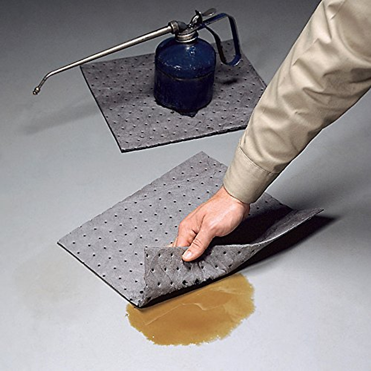 Absorbent Mat Pads in a Dispenser Box by New Pig | Premium Oil Absorbent Pads | 10" x 13" Oil Mats | 100 All Purpose Premium Absorbent Pads | Heavyweight | MAT251