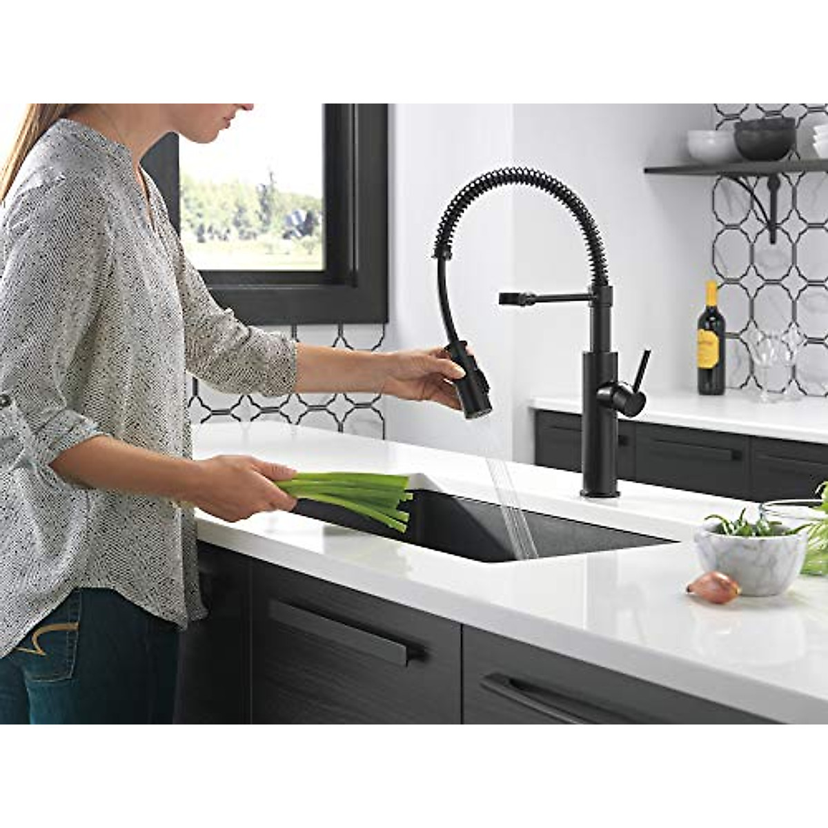 Delta Faucet Antoni Black Kitchen with Pull Down Sprayer, Commercial Style Sink Faucet, Faucets for Sinks, Single-Handle, Magnetic Docking Spray Head, Matte 18803-BL-DST
