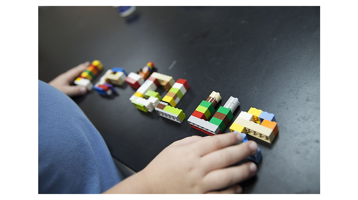 Le Glue: Non-Permanent Adhesive for Building Blocks