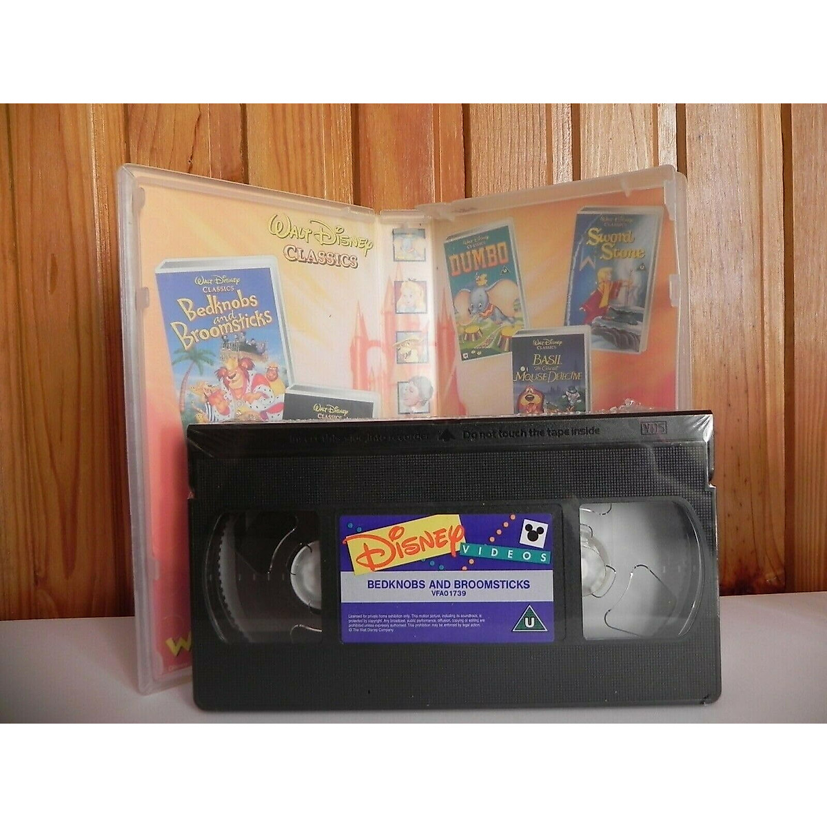 Bedknobs and Broomsticks [VHS]