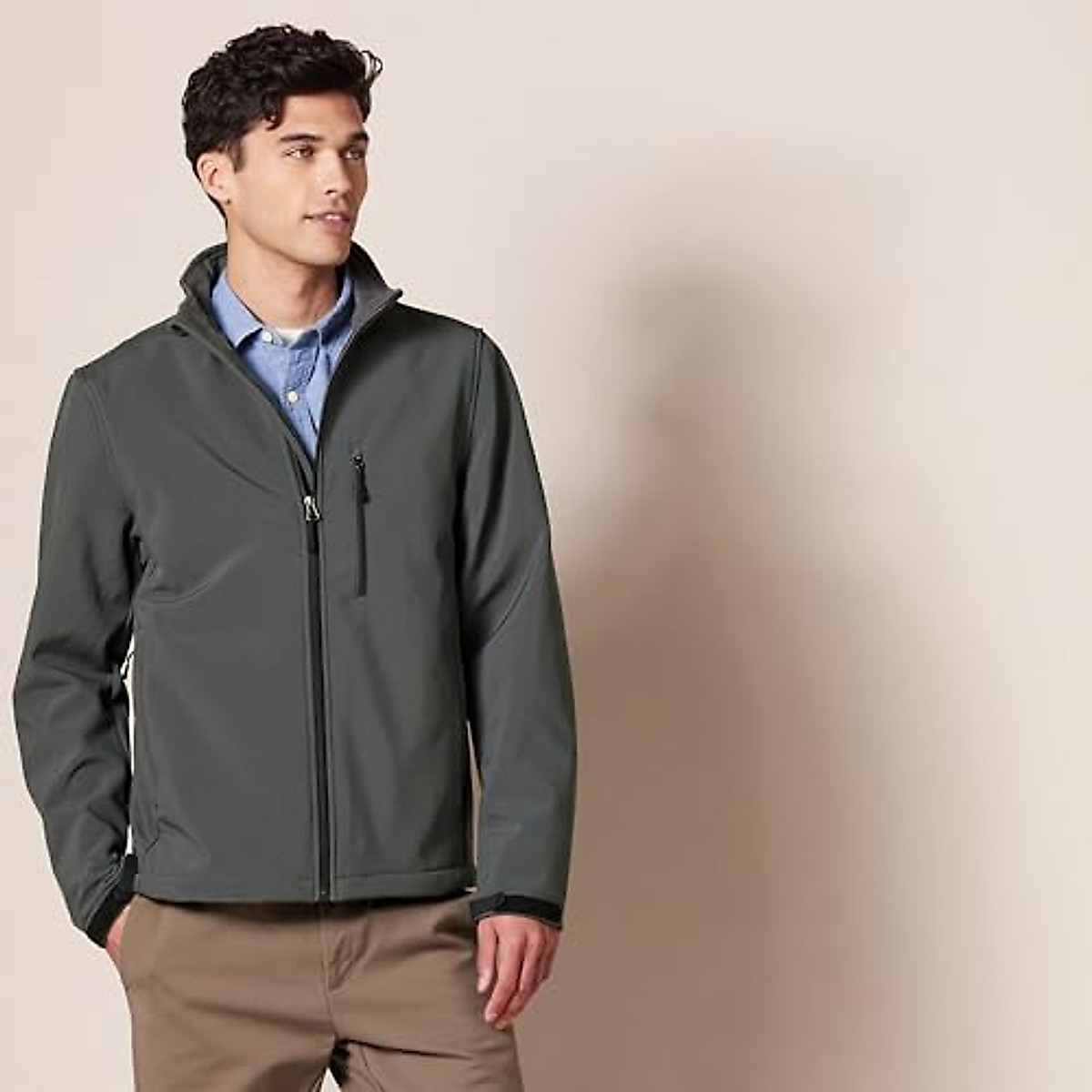 Amazon Essentials Men's Water-Resistant Softshell Jacket, Dark Grey, Small