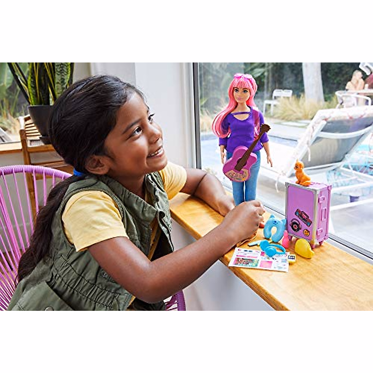 Barbie Dreamhouse Adventures Doll & Accessories, Travel Set with Daisy Doll, Kitten, Working Suitcase & 9 Pieces (Amazon Exclusive)