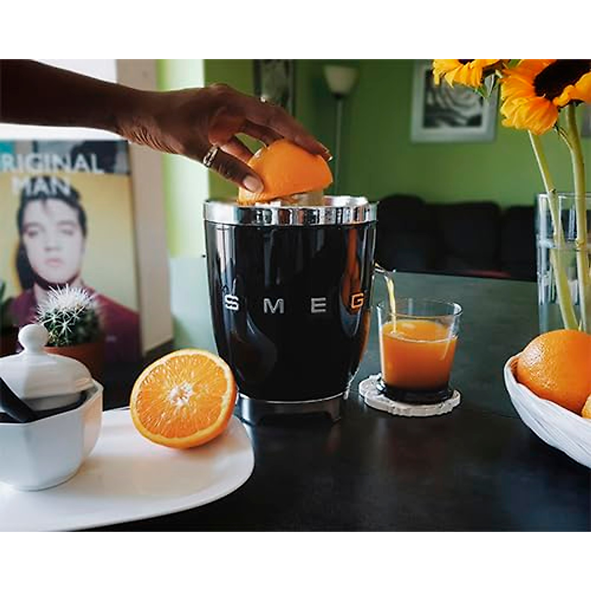 SMEG 50's Retro Style Citrus Juicer with Drip Free Spout, Automatic Activation, and Efficient Straining, Black