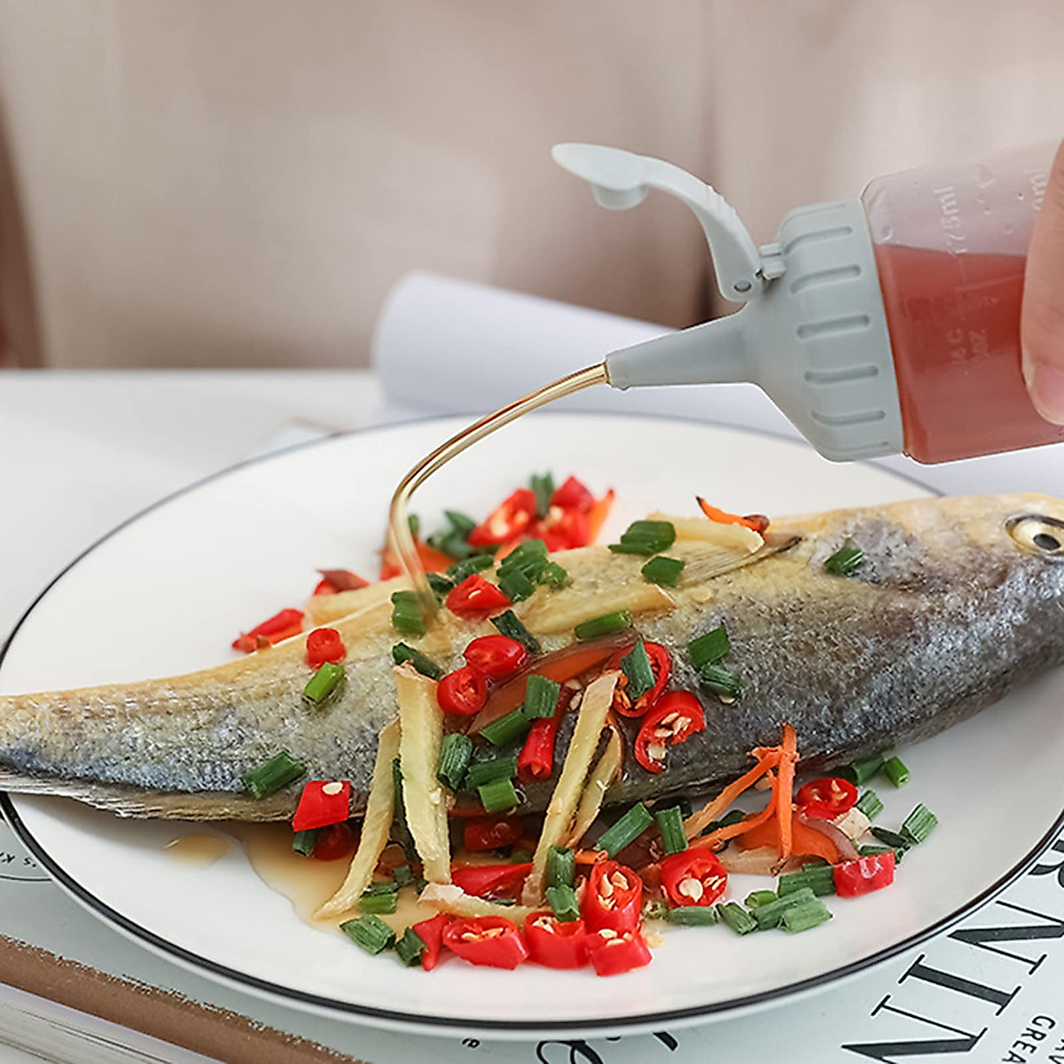 Squeeze Oil Pot, Multi-purpose BPA Free Sauce Bottle Plastic Practical Good Sealing Ketchup Bottle for Home Grey S