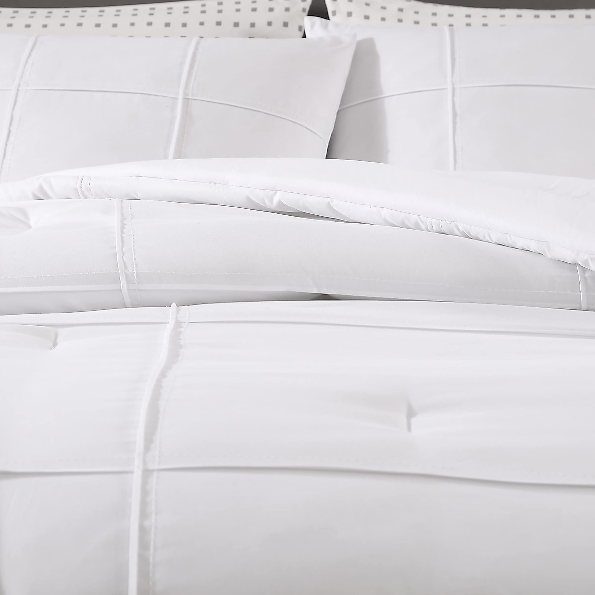 City Scene- Queen Duvet Cover Set, Pintuck Bedding Set with Matching Sham(s) and Bonus Pillow Cover, Modern Home Décor (Pinch Pleat White, Queen)