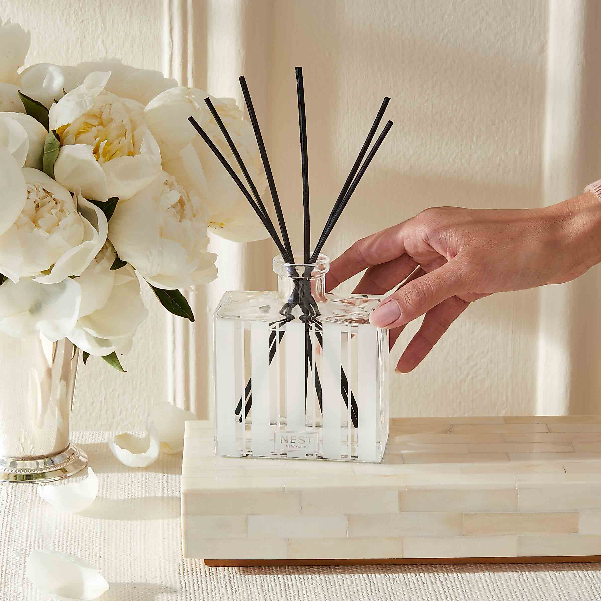 NEST New York Reed Diffuser, Ocean Mist & Sea Salt - 5.9 fl oz - Fragrance for Up to 90 Days - Reusable, Refillable Glass Holder - Includes 8 All-Natural Reed Sticks - Flame Free