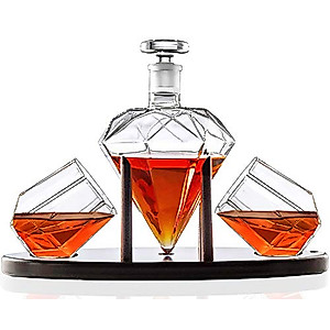 Whiskey Decanter Diamond shaped With 2 Diamond Glasses & Mahogany Wooden Holder – Elegant Handcrafted Crafted Glass Decanter For Liquor, Scotch, Rum, Bourbon, Vodka, Tequila – Great Gift Idea – 750ml