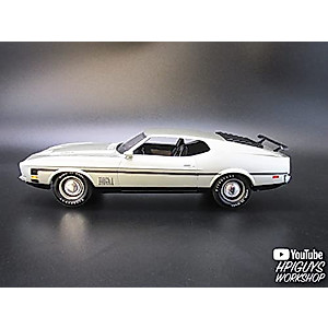 AMT 1971 Ford Mustang Mach I 1:25 Scale Model Kit