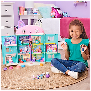 Gabby's Dollhouse, Deluxe Figure Gift Set with 7 Toy Figures and Surprise Accessory, Kids Toys for Ages 3 and up