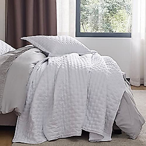 Bedsure Queen Quilt Bedding Set - Soft Ultrasonic Full/Queen Quilt Set - Clover Bedspread Queen Size - Lightweight Bedding Coverlet for All Seasons (Includes 1 White Quilt, 2 Pillow Shams)