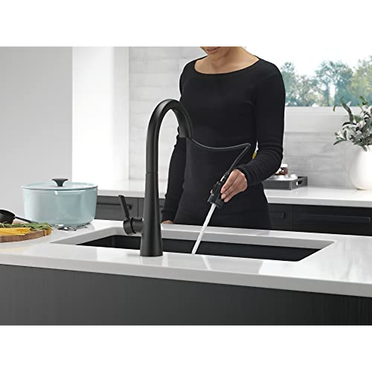 Delta Faucet Monrovia Matte Black Kitchen Faucet Black, Kitchen Faucets with Pull Down Sprayer, Kitchen Sink Faucet, Faucet for Kitchen Sink, Magnetic Docking Spray Head, Matte Black 9191-BL-DST