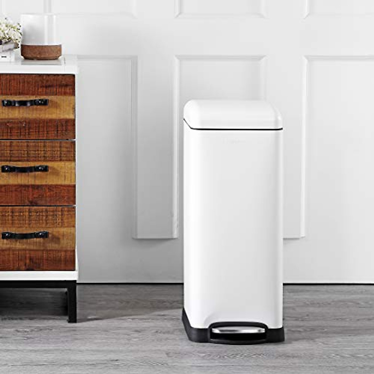 happimess HPM1007A Betty Retro 8-Gallon Step-Open Garbage Can with Soft Close Step, White